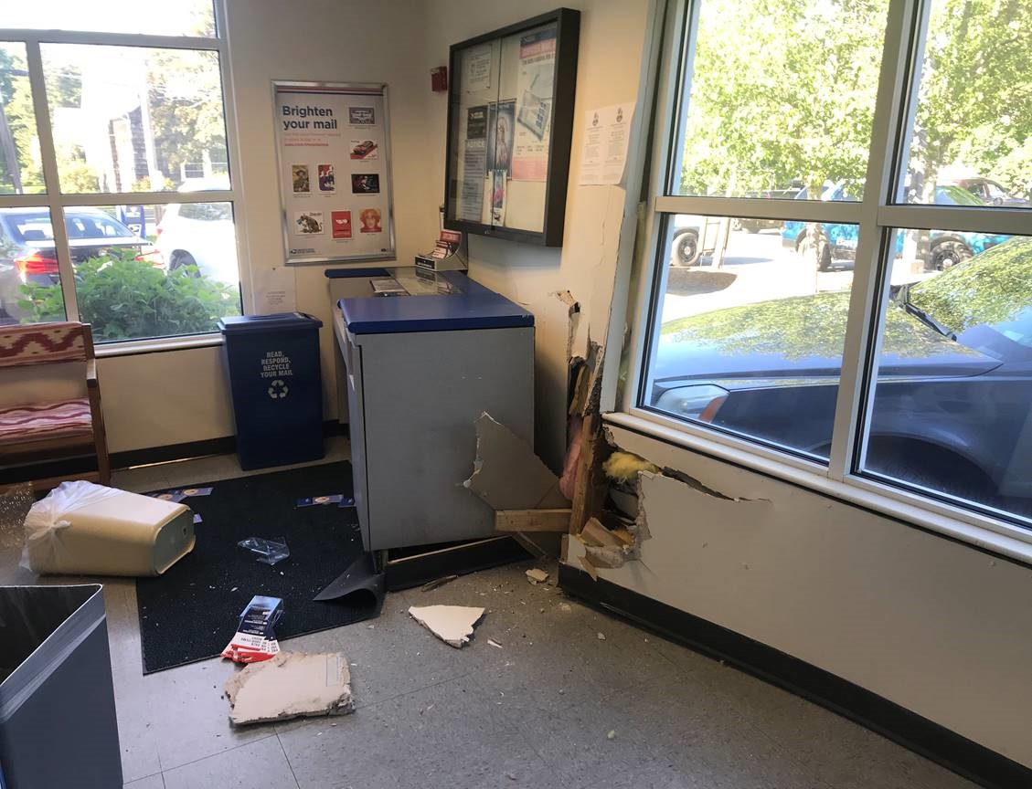 Car crashes into Cotuit post office - CapeCod.com