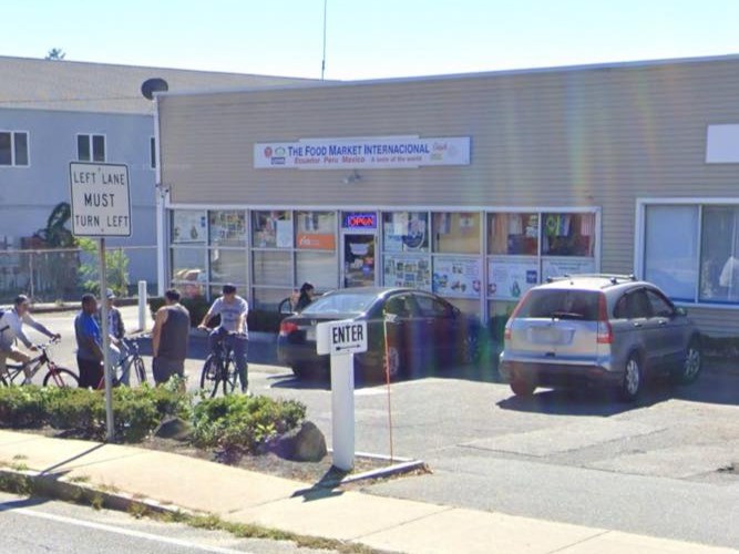 Car strikes market building in Hyannis - CapeCod.com